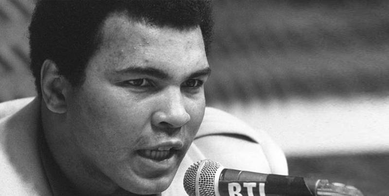 1972| كلاي مع المعجبين في اليابان