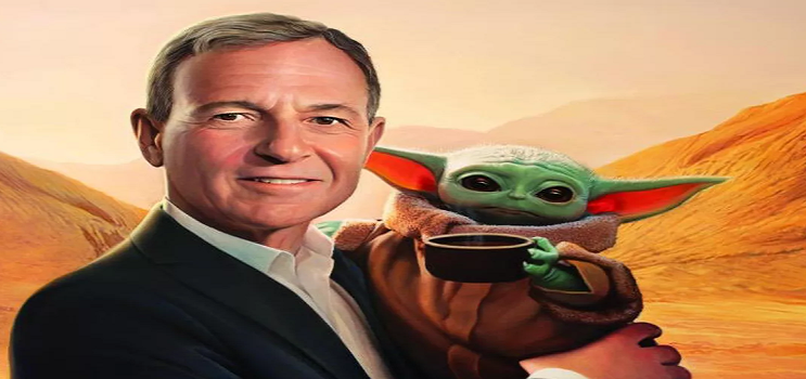 الرئيس التنفيذى لـ «ديزني» يظهر حاملًا دمية «بيبي يودا» بعد فوزه بلقب ...